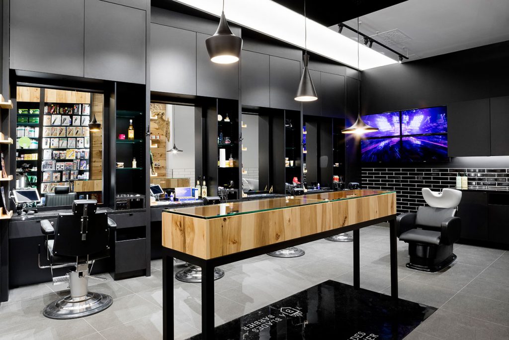 Blades Barbier : le nouveau salon de barbier authentique dans un décor ...