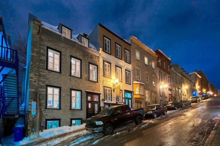Splendide maison patrimoniale datant de 1848 à vendre dans la ville de ...