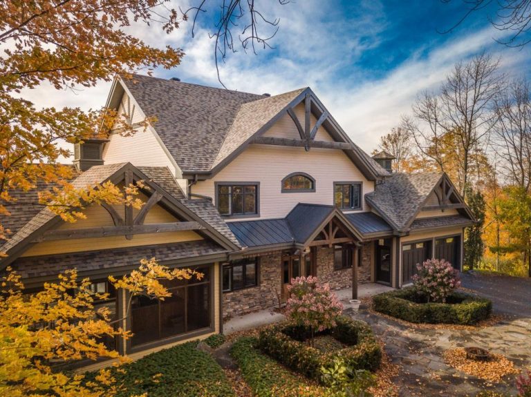 Coup de coeur pour cette maison nichée sur les hauteurs de la montagne ...