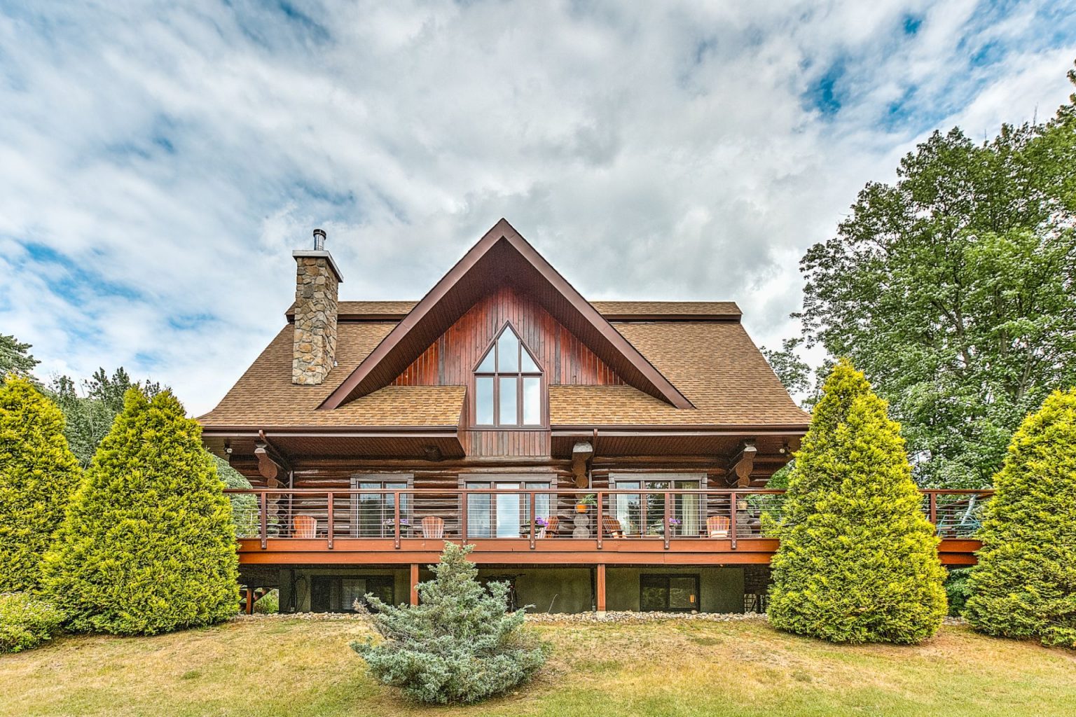 Ce chalet en bois rond situé dans les Laurentides est d'un très grand ...