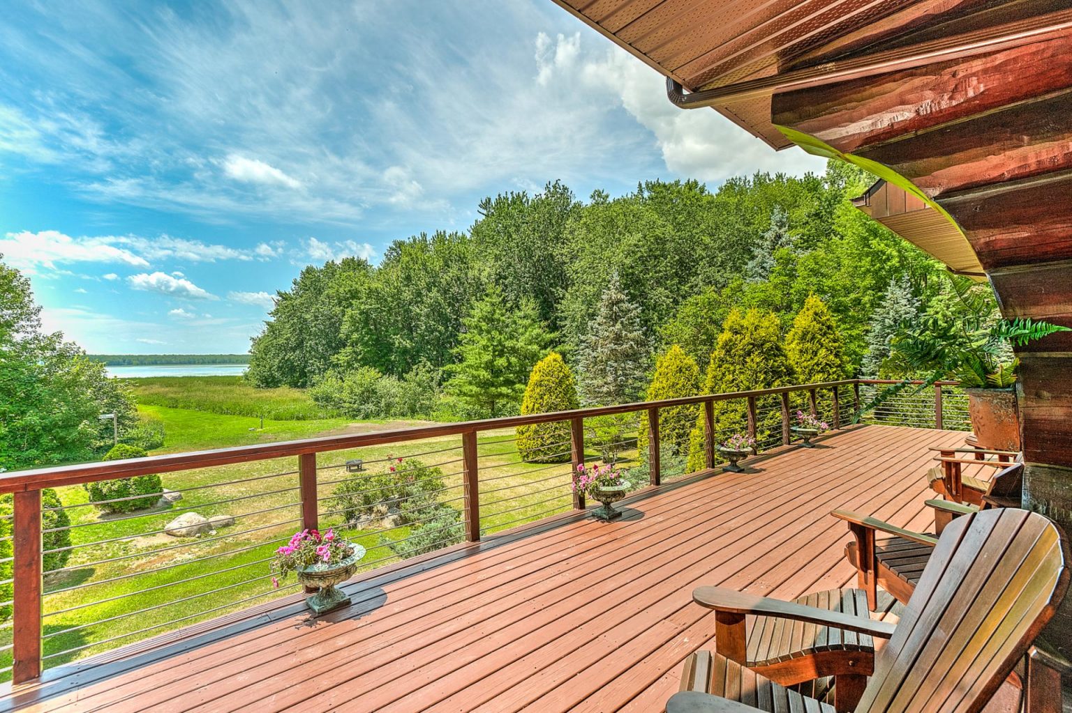 Ce chalet en bois rond situé dans les Laurentides est d'un très grand ...