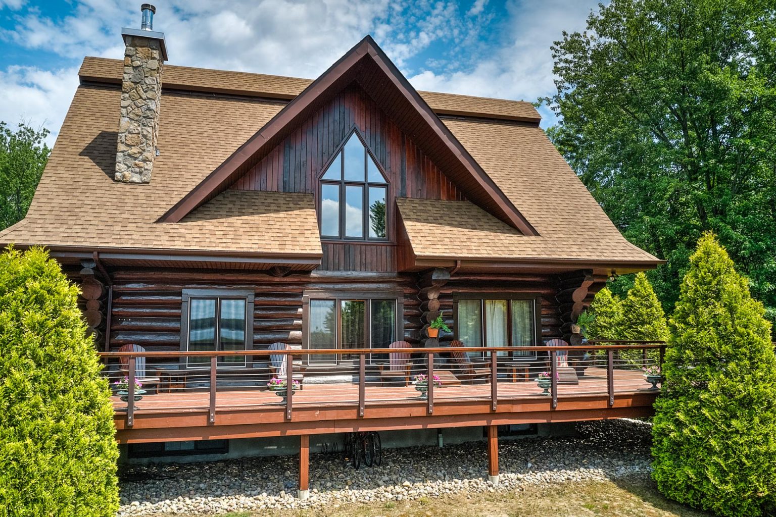 Ce chalet en bois rond situé dans les Laurentides est d'un très grand ...