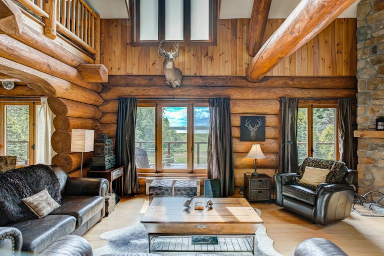 Ce chalet en bois rond situé dans les Laurentides est d'un très grand ...