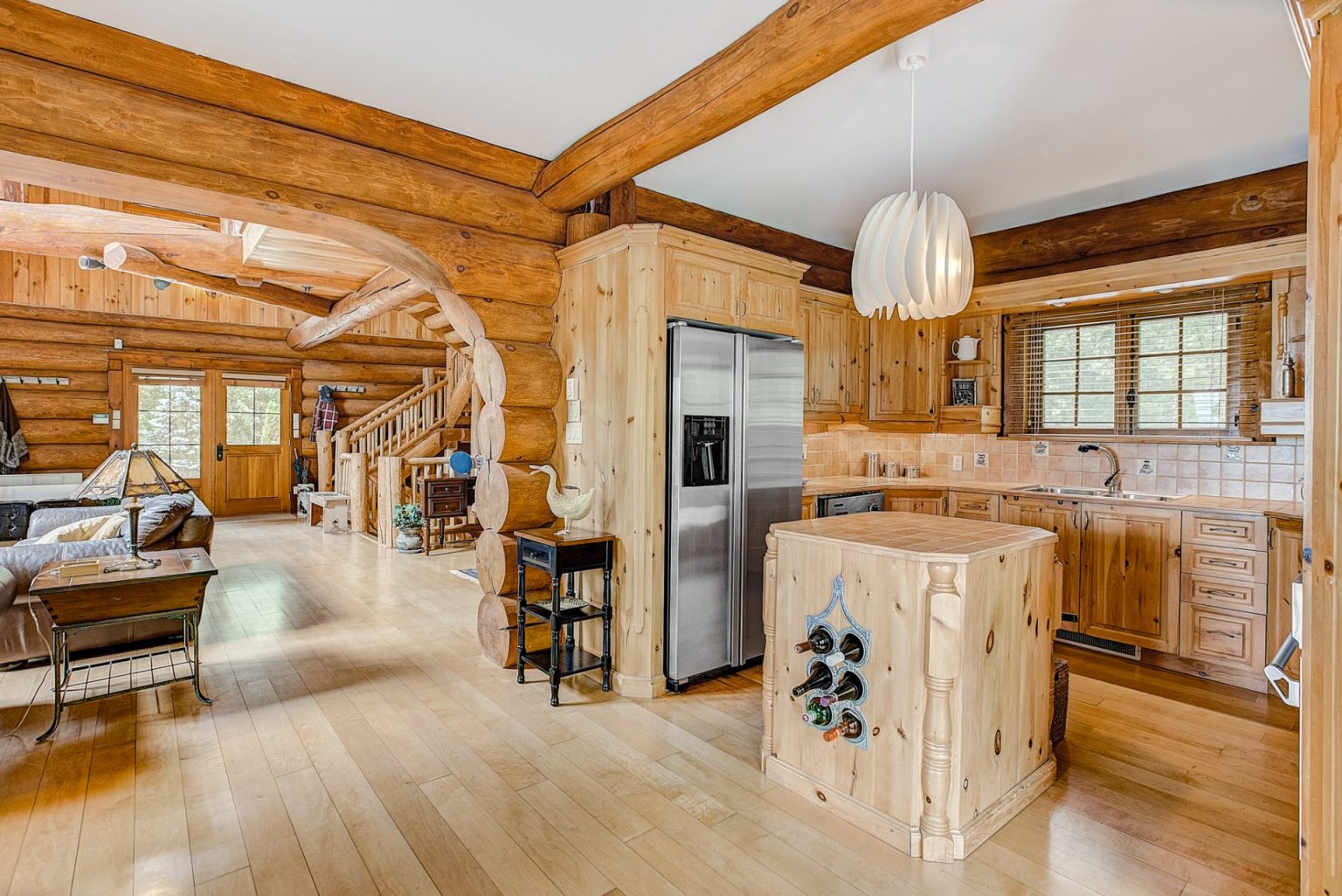 Ce chalet en bois rond situé dans les Laurentides est d'un très grand ...