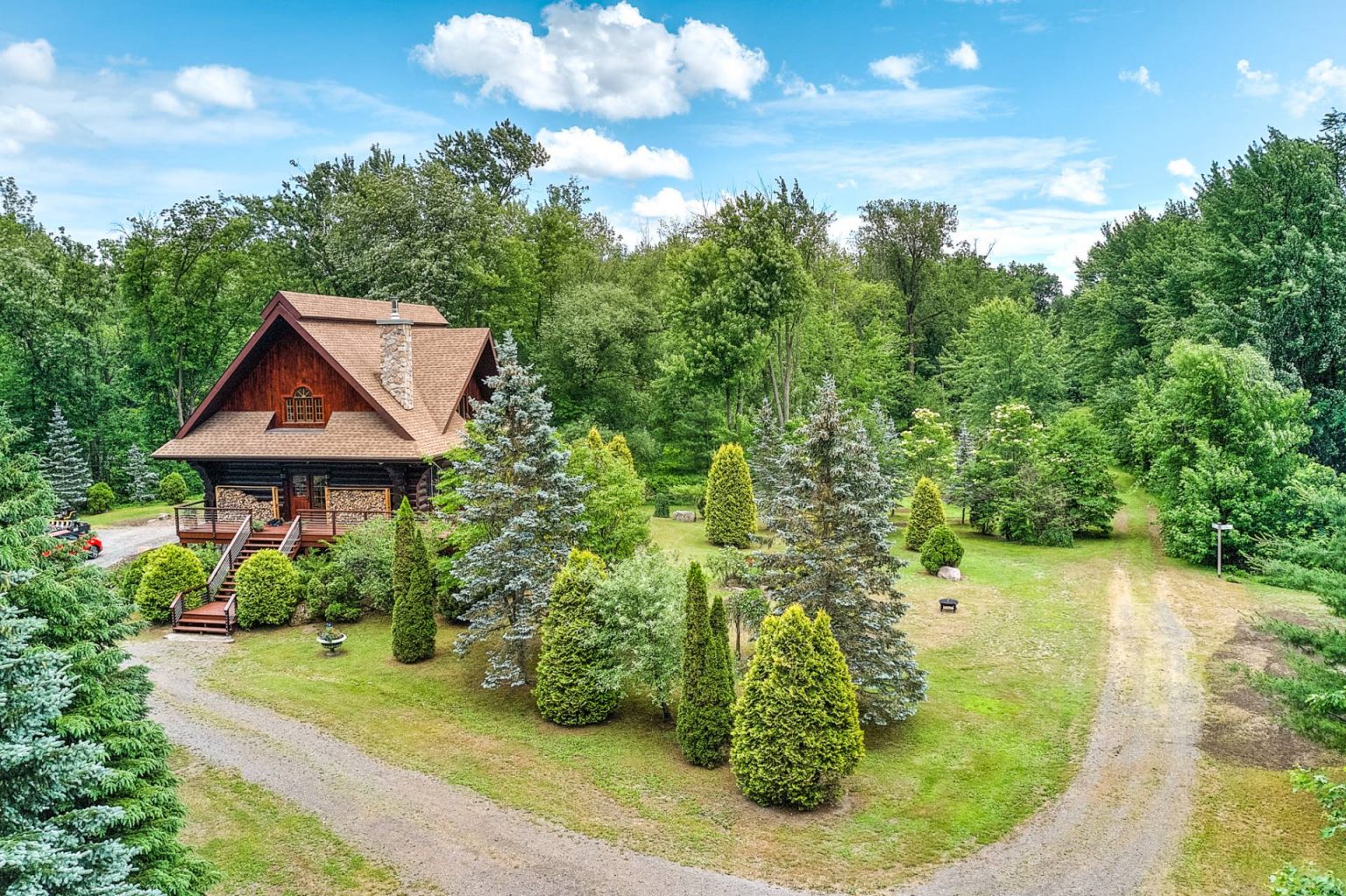 Ce chalet en bois rond situé dans les Laurentides est d'un très grand ...