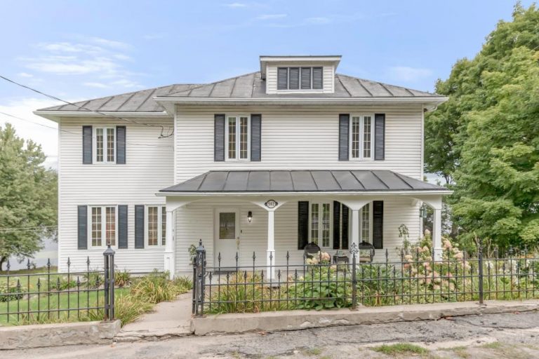 Charmante maison en vente dans le petit village de Pointe-Fortune en ...
