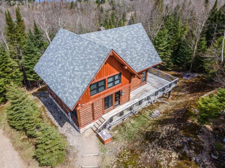 Magnifique maison en bois rond dans les Hautes-Laurentides - Joli Joli ...