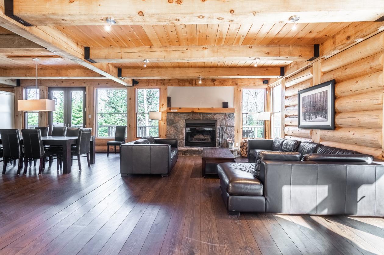 Magnifique maison en bois rond dans les Hautes-Laurentides - Joli Joli ...