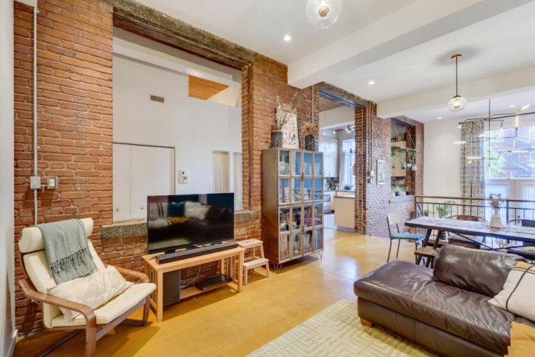 Intéressant loft urbain avec murs de brique exposée et planchers de béton à quelques pas du ...