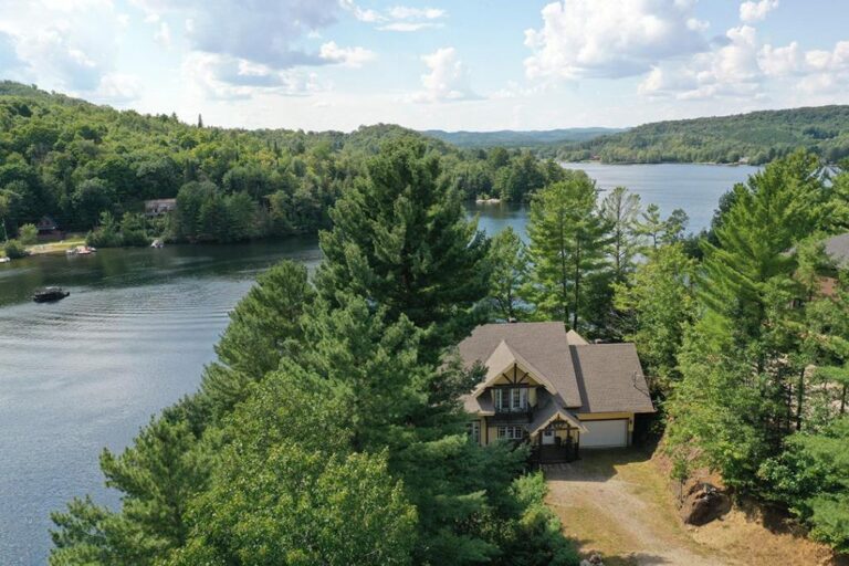 Chalet d'exception au bord de l'eau dans la municipalité de Lac-Simon ...