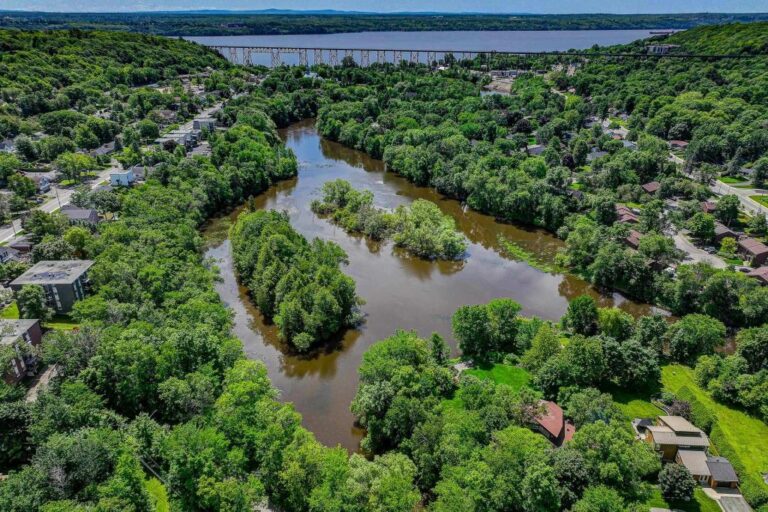 Belle maison canadienne en brique adossée à la rivière Cap-Rouge dans ...