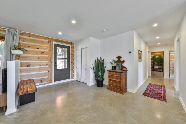 Coup de coeur pour cette ravissante maison pleine de charme à Prévost ...