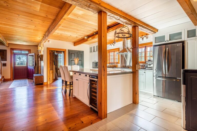 Incroyable reproduction de maison d'époque canadienne française ...