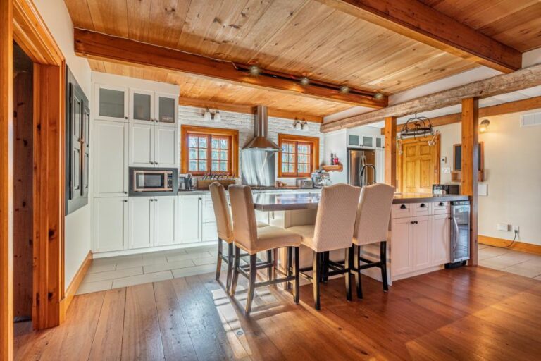 Incroyable reproduction de maison d'époque canadienne française ...