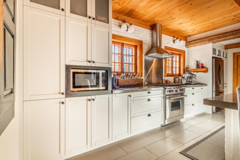 Incroyable reproduction de maison d'époque canadienne française ...