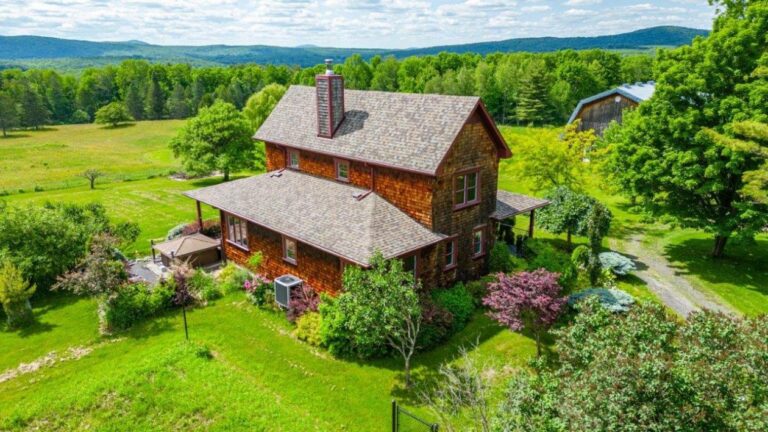Irrésistible maison de campagne sur un domaine de plus de 115 acres ...