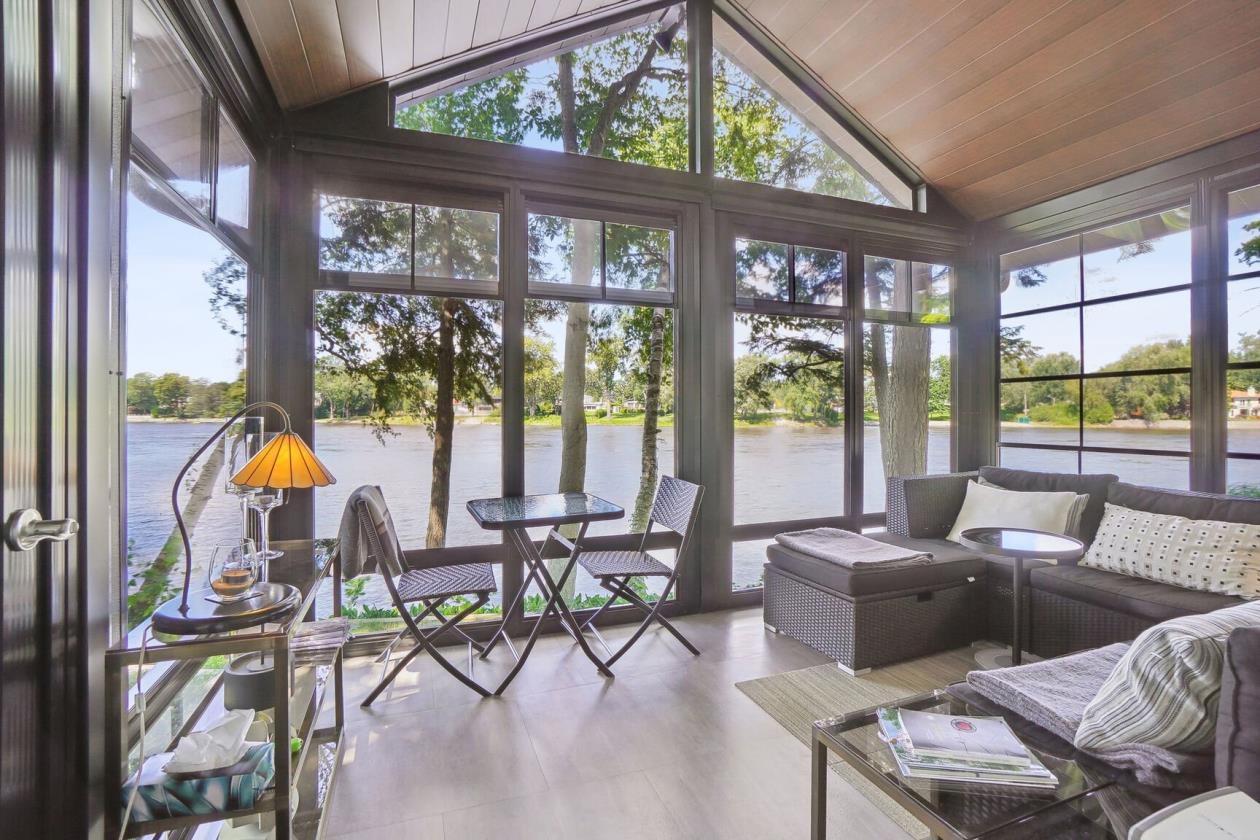 Magnifique maison au bord de l'eau dans le quartier de L'Île-Bizard