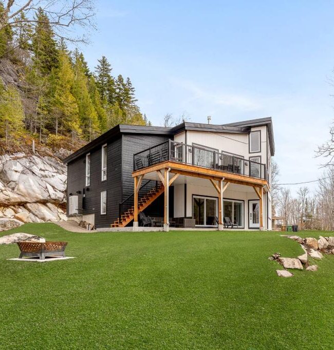 Une maison magnifique et isolée au sommet d'une montagne dans les ...